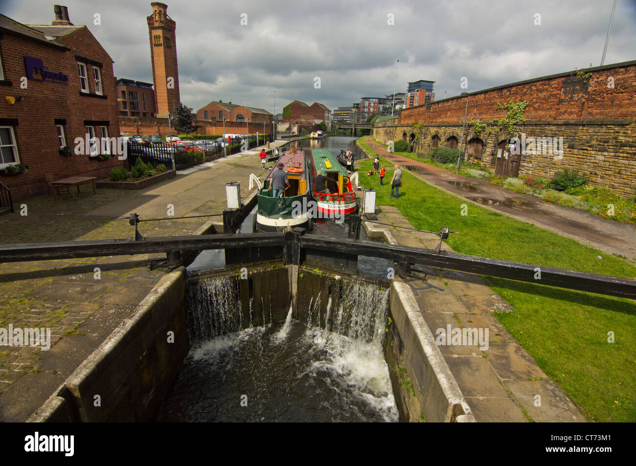 Canal lock in leeds hi-res stock photography and images - Alamy