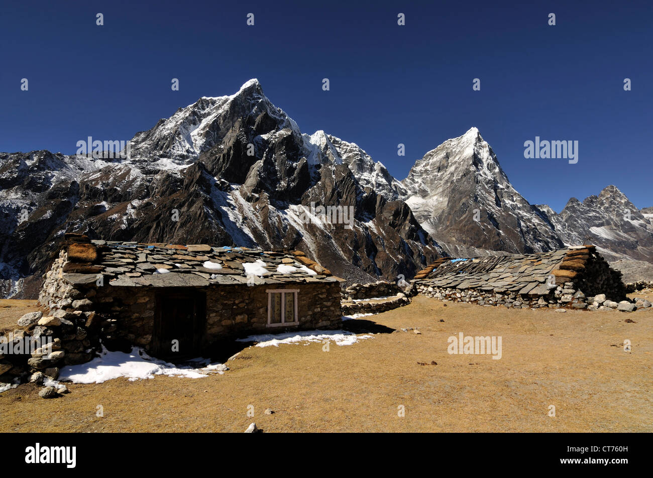 houses in Nepal mountains with mountain range in background Stock Photo ...