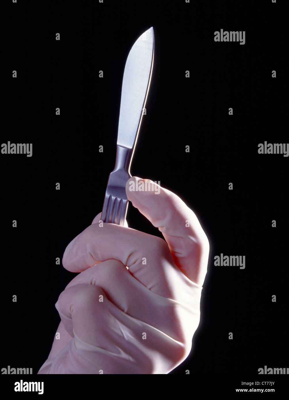 Scalpel in a surgeon's hand Stock Photo - Alamy