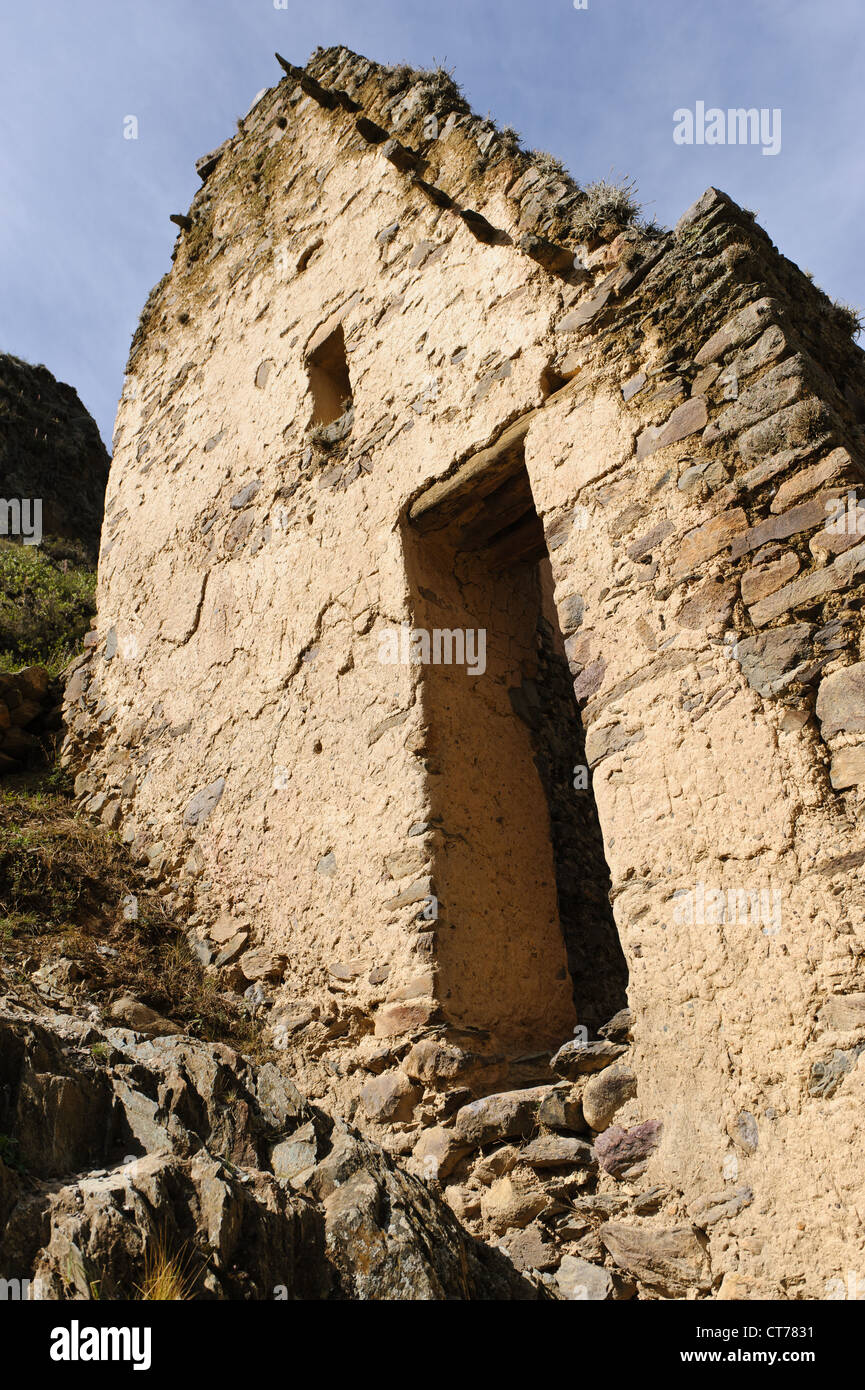 A ruined Inca storage building at Ollantaytambo, Peru Stock Photo - Alamy