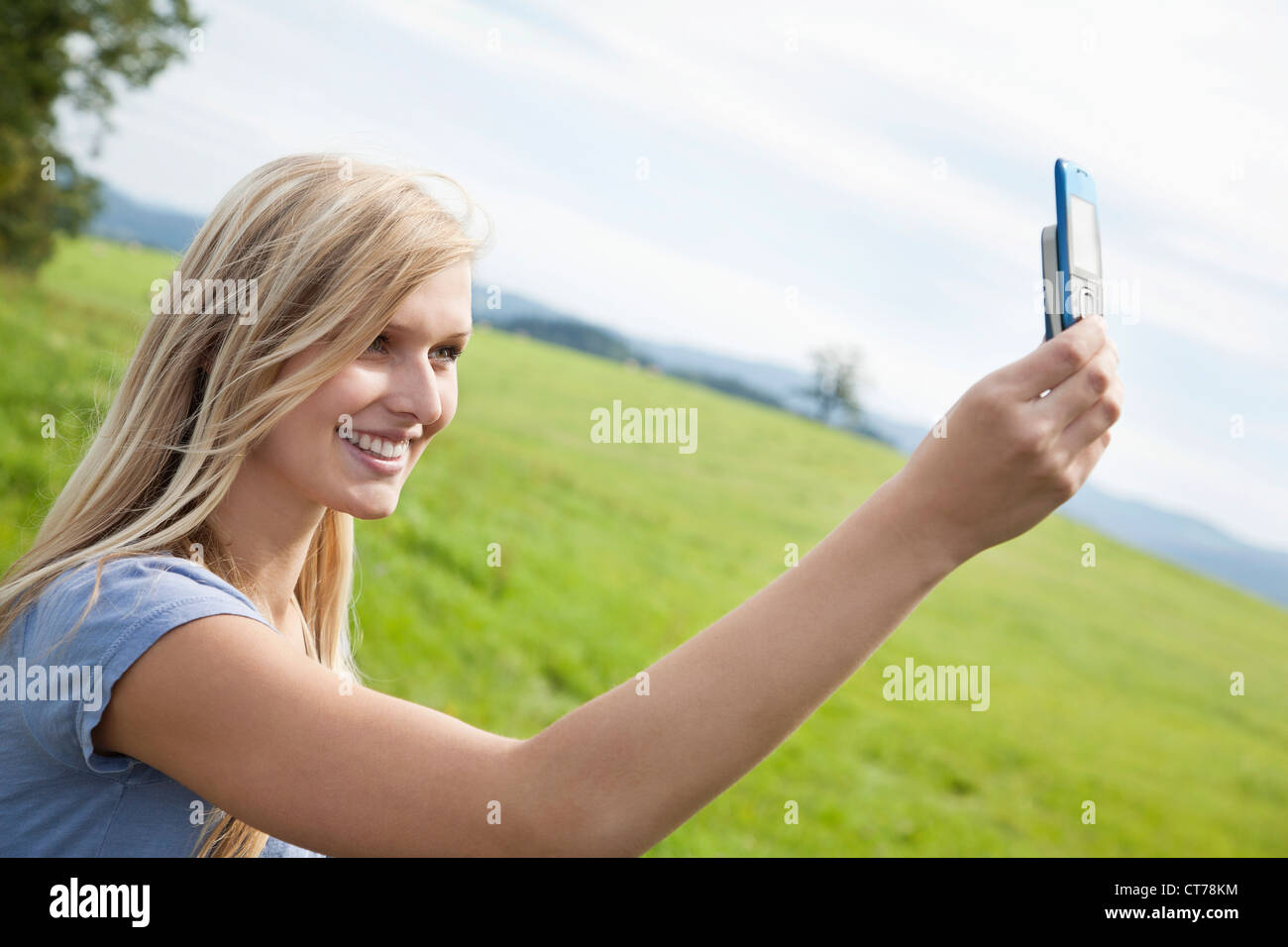 young woman making self-portrait with mobile phone Stock Photo - Alamy