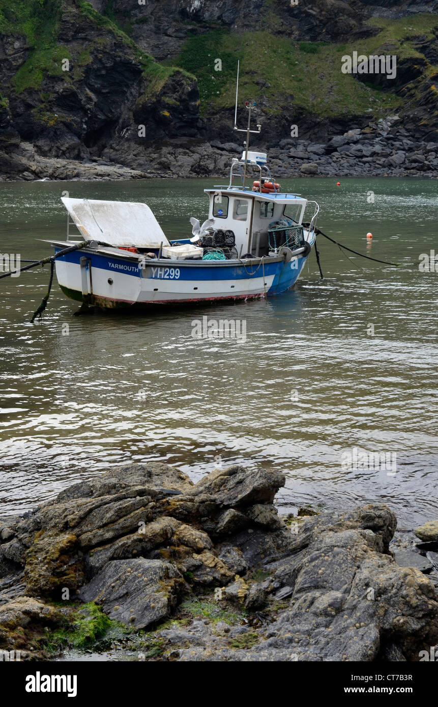 fishing afloat boat boscastle cornwall Stock Photo - Alamy