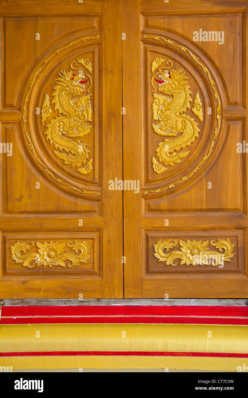Dragon on Traditional Chinese temple window Stock Photo - Alamy