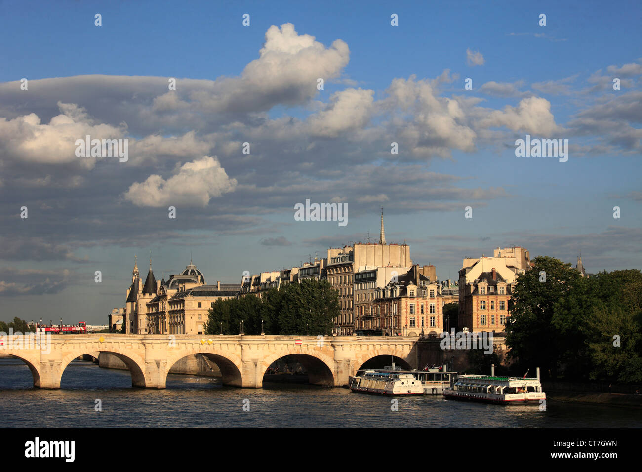 Paris seine river pont hi-res stock photography and images - Alamy
