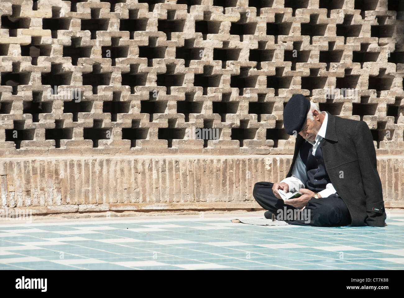 Iran isfahan senior man hi-res stock photography and images - Alamy