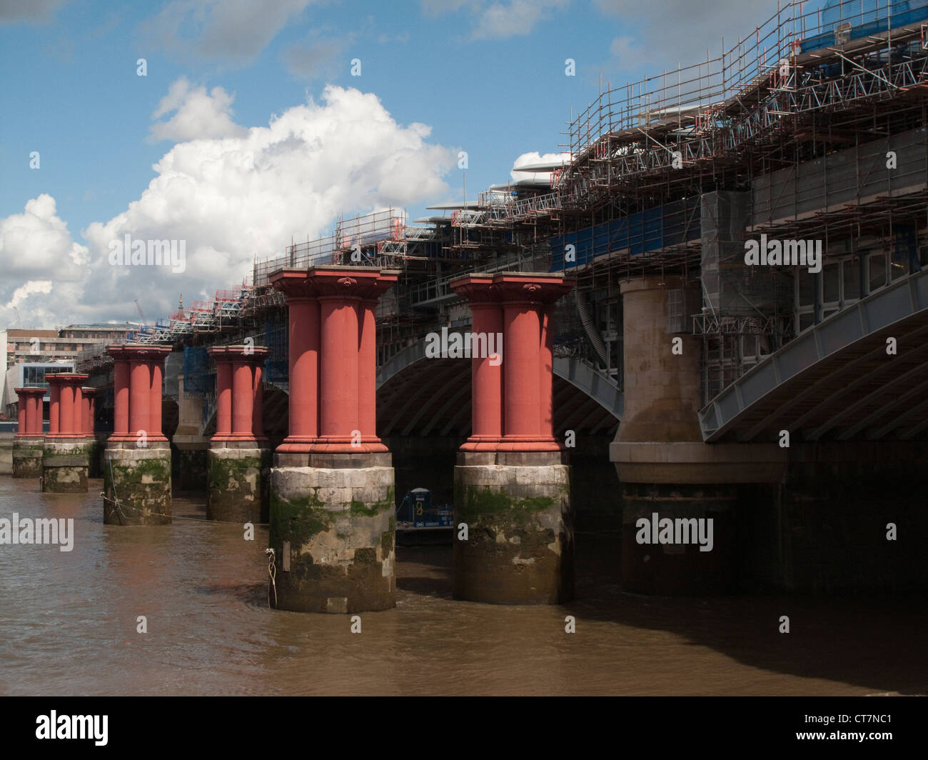 Blackfriars bridge station hi-res stock photography and images - Alamy