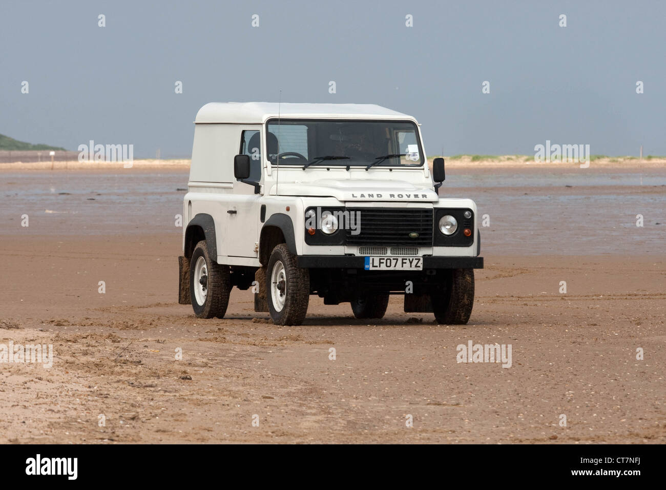 Defender 4x4 beach hi-res stock photography and images - Alamy