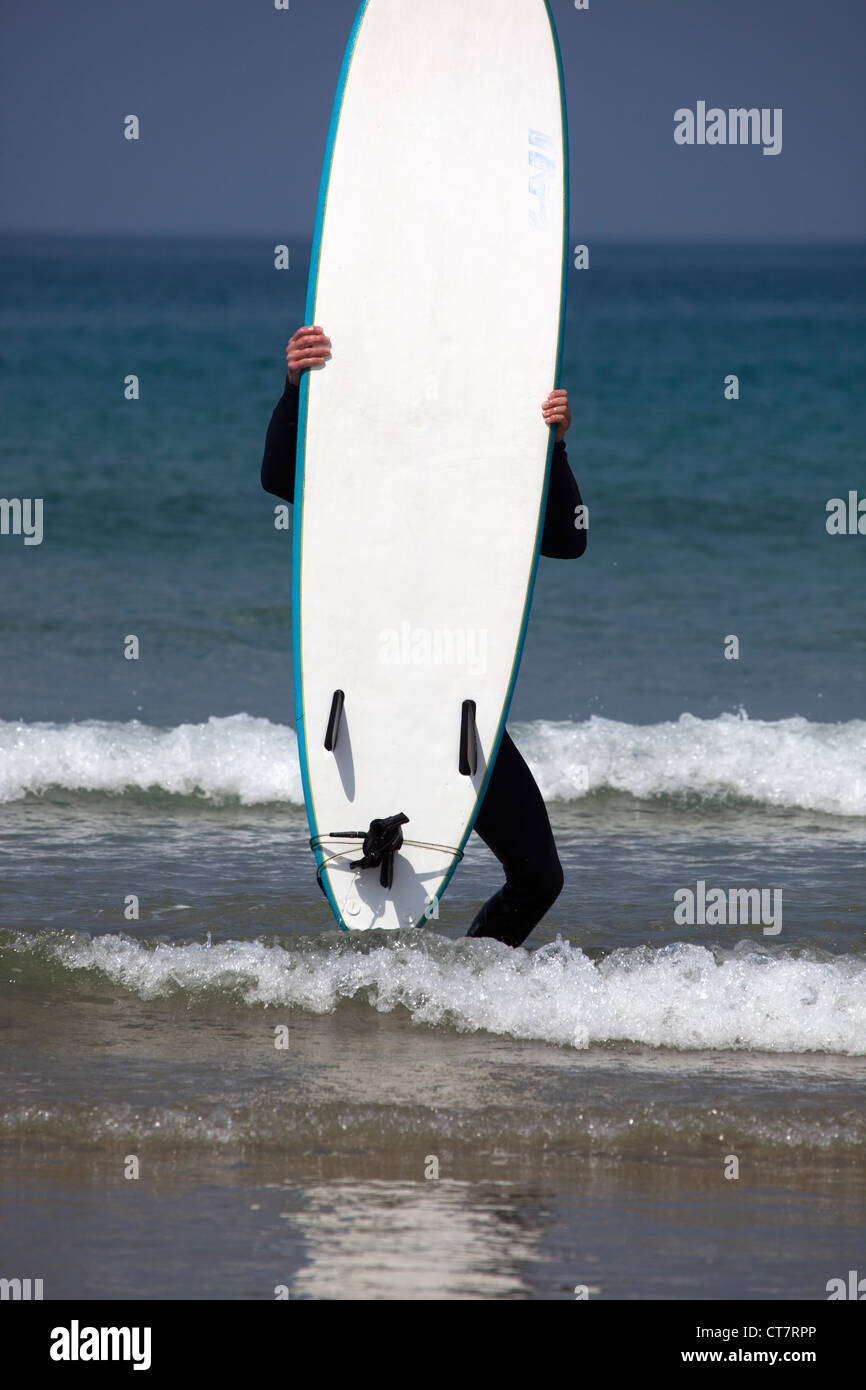 Surfer Carrying Surfboard at Newquay Stock Photo - Alamy