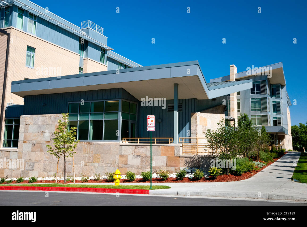 School modern building hi-res stock photography and images - Alamy