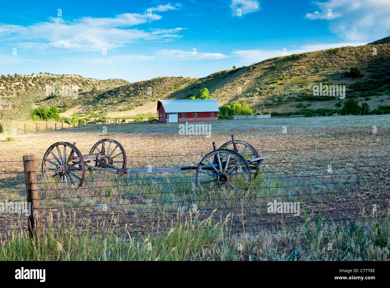 Barn wagon wheel hi-res stock photography and images - Alamy