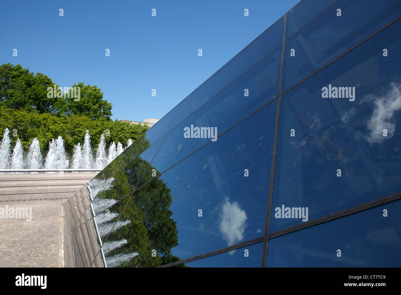 Reflecting pyramid hi-res stock photography and images - Alamy