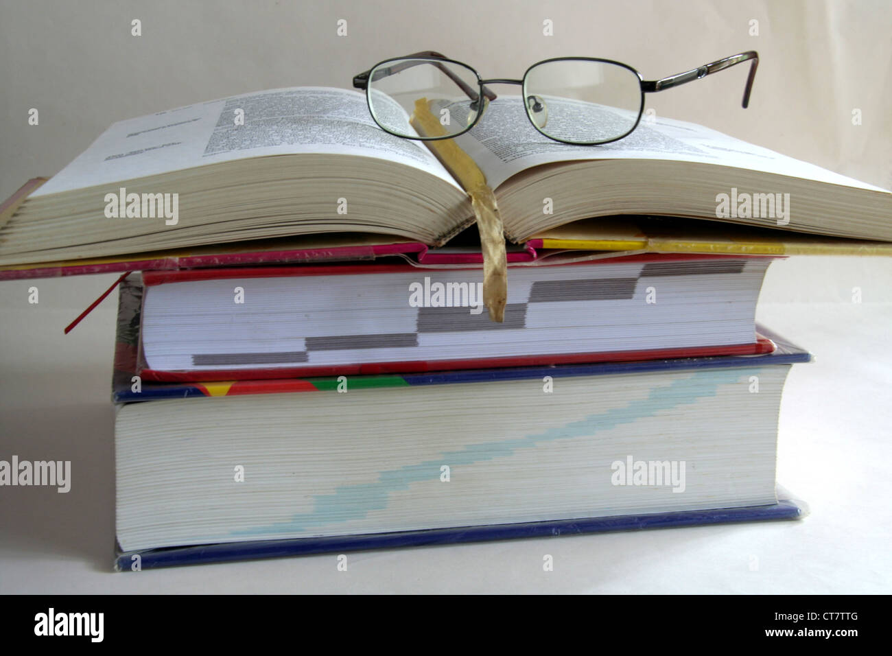 Books of reference hi-res stock photography and images - Alamy