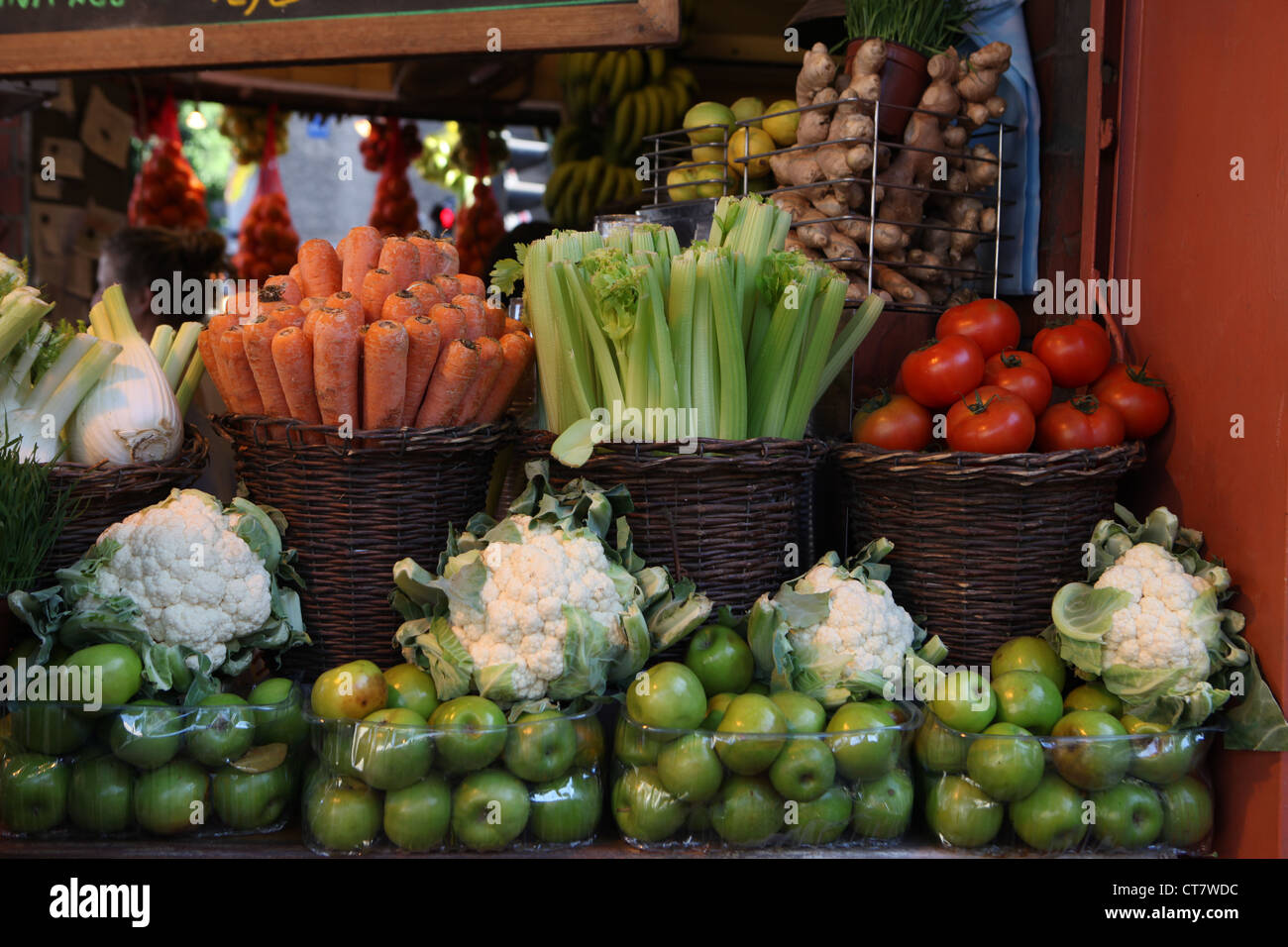 Israel tel aviv fruit juice stall hi-res stock photography and images ...