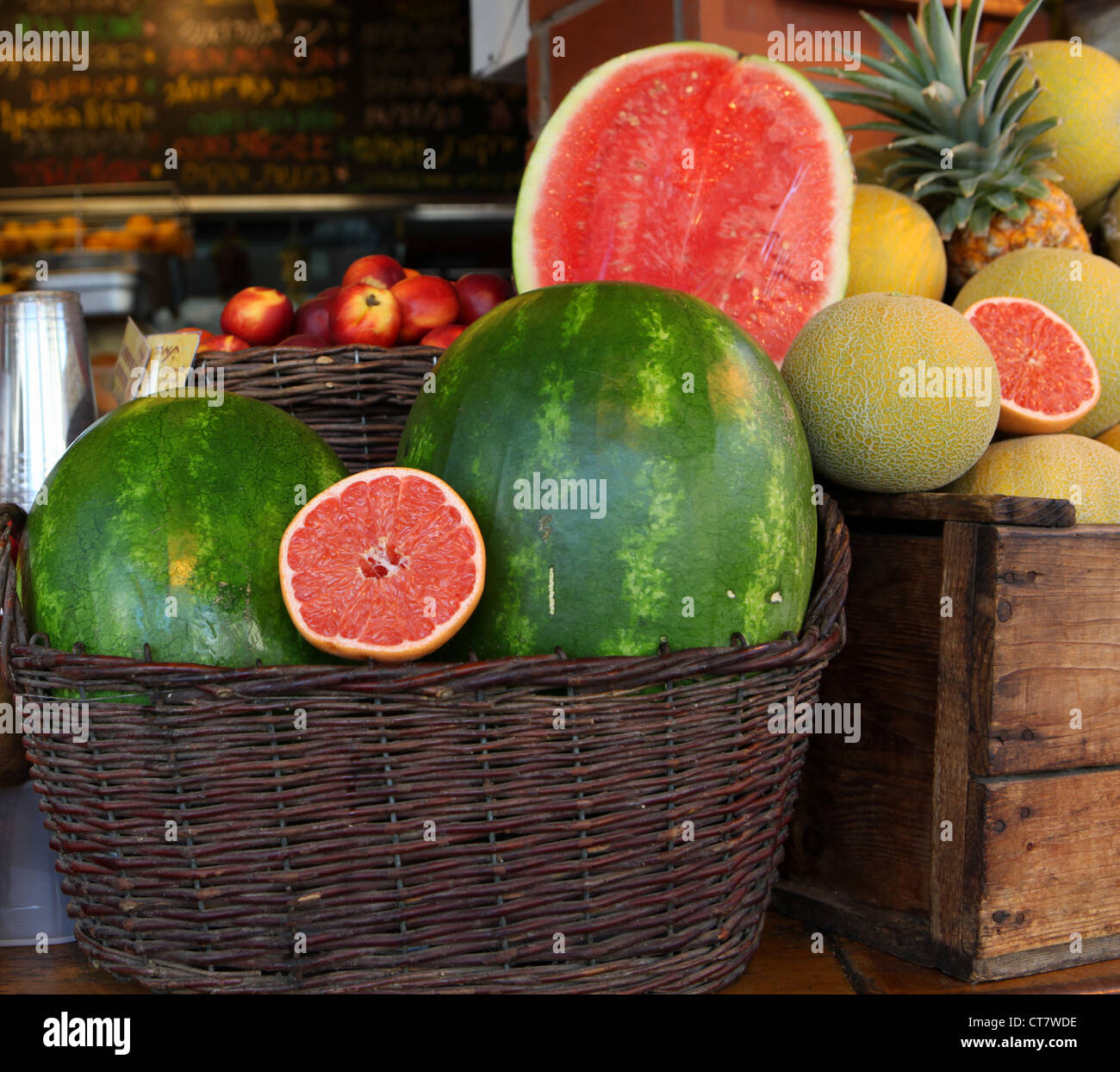 Israel tel aviv fruit juice stall hi-res stock photography and images ...