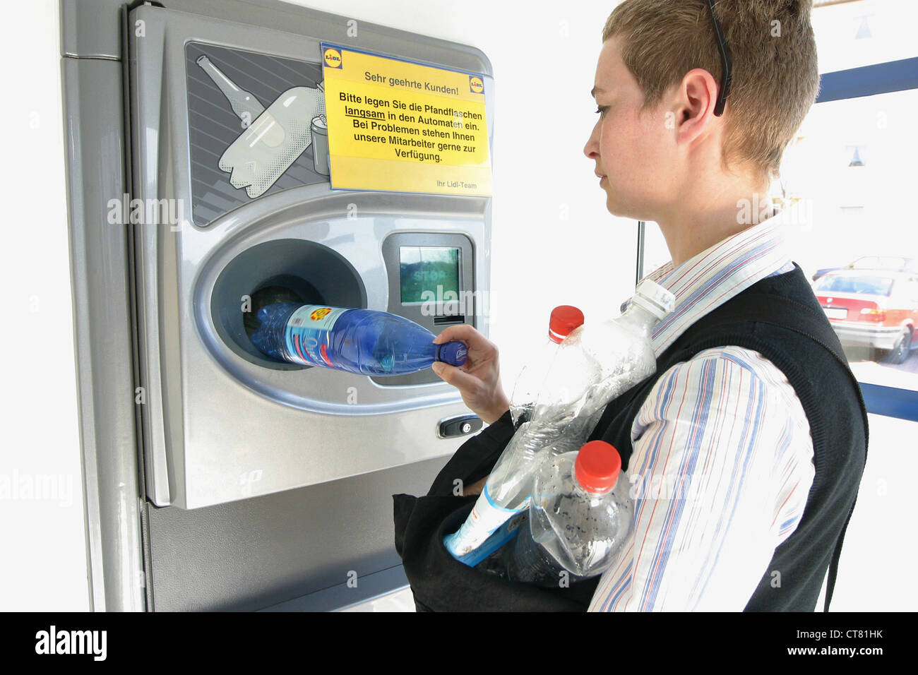 Returnable bottles machine hi-res stock photography and images - Alamy