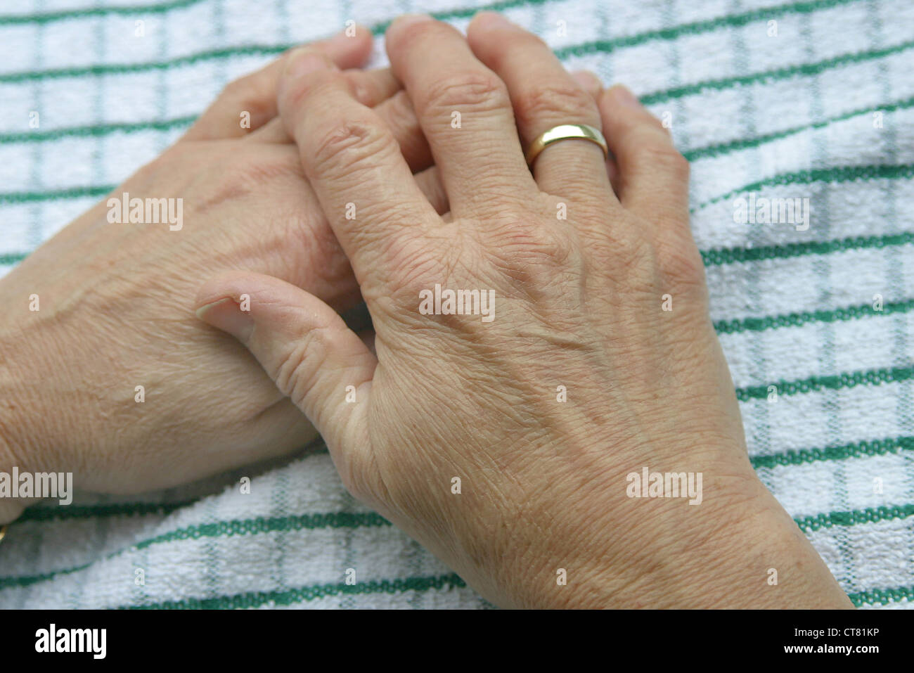 wrinkled hands of an old woman Stock Photo - Alamy