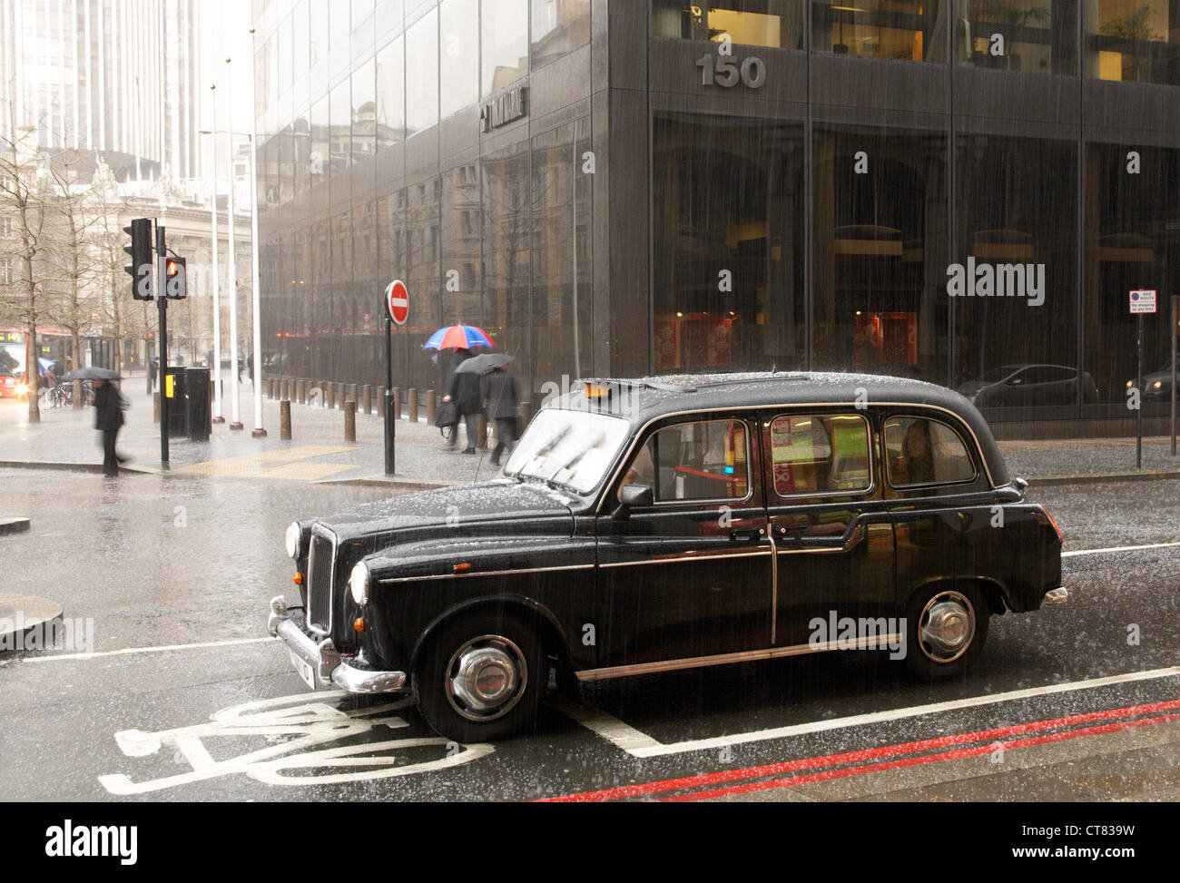 London - taxi at an intersection by hail Stock Photo - Alamy