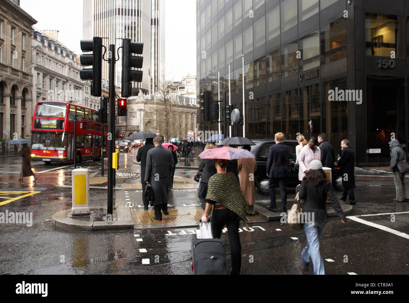 London rain with people hi-res stock photography and images - Alamy