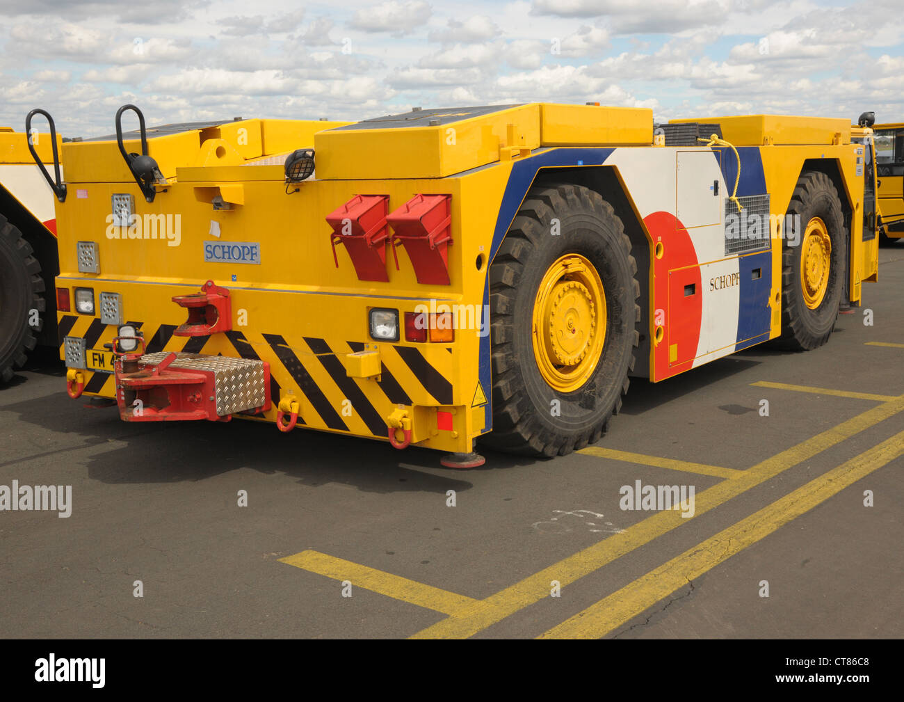 Aircraft towing hi-res stock photography and images - Alamy