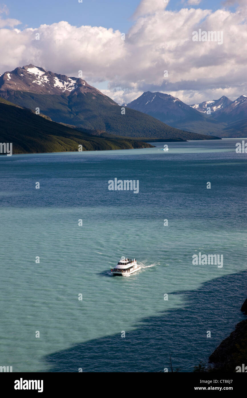 Tour boat in the Canal de los Tempanos Stock Photo - Alamy