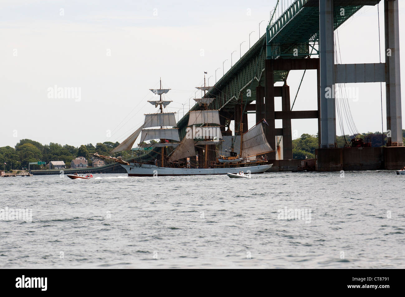 Ship sails under bridge hi-res stock photography and images - Alamy