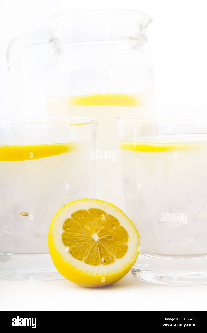 fresh lemonade drink with lemon slice closeup and pitcher carafe Stock ...