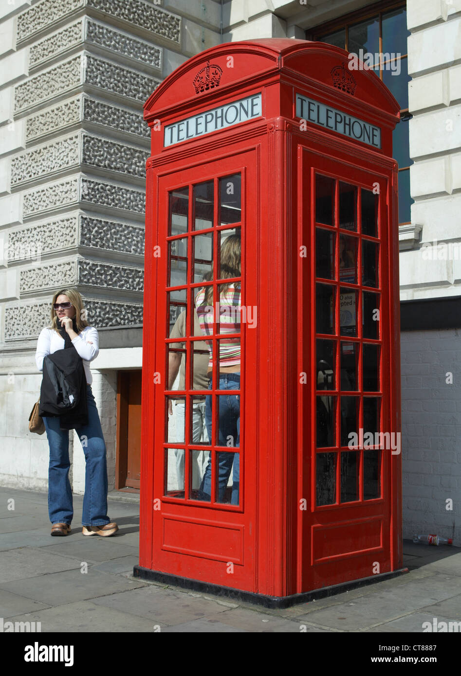 London - A classic traditional phone booth Stock Photo - Alamy
