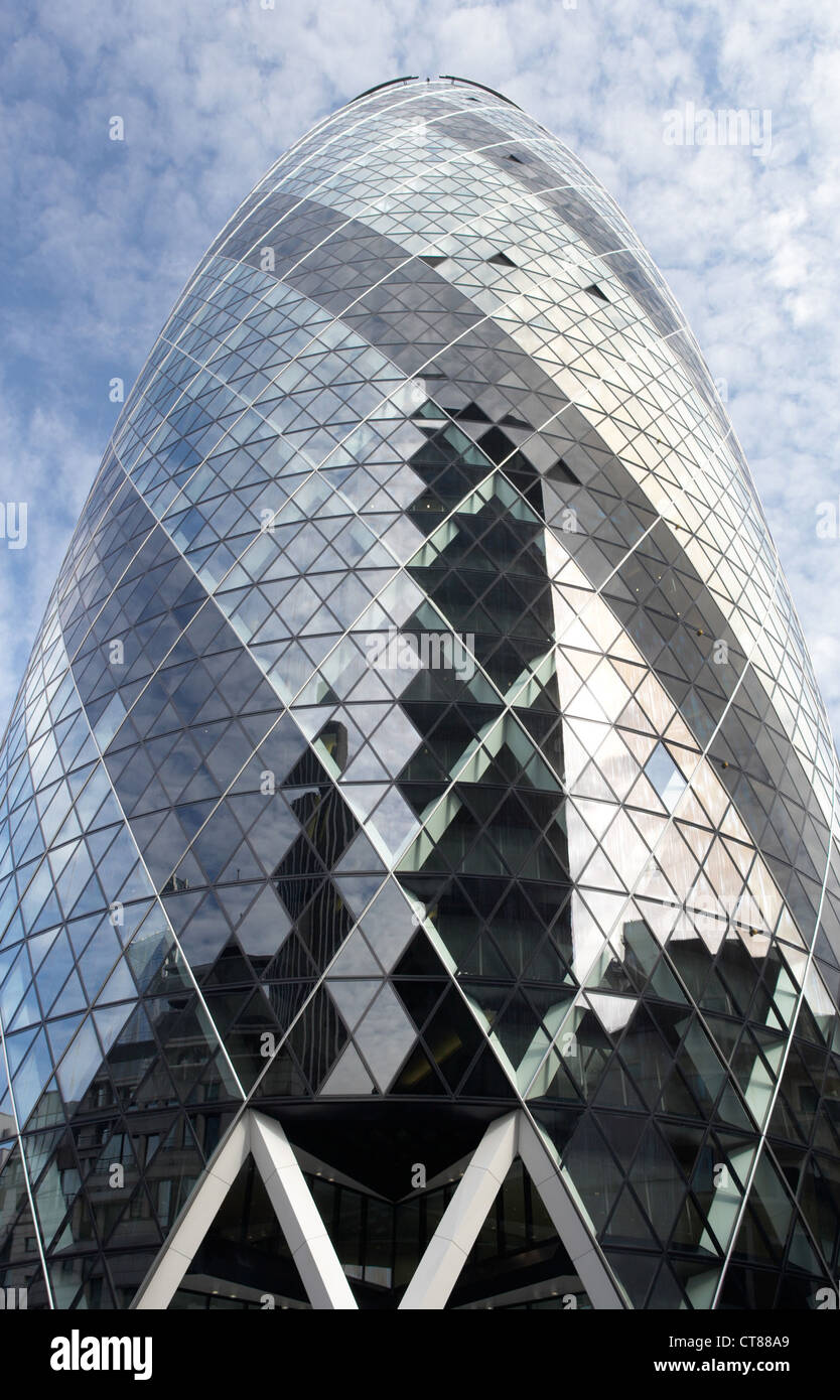 London - The futuristic high-rise building of Swiss Re Stock Photo - Alamy