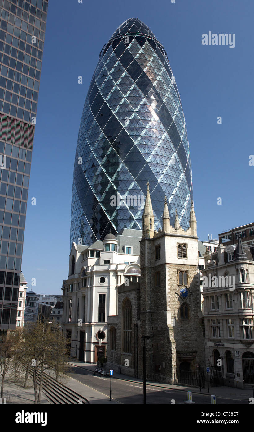 London - The futuristic high-rise building of Swiss Re Stock Photo - Alamy