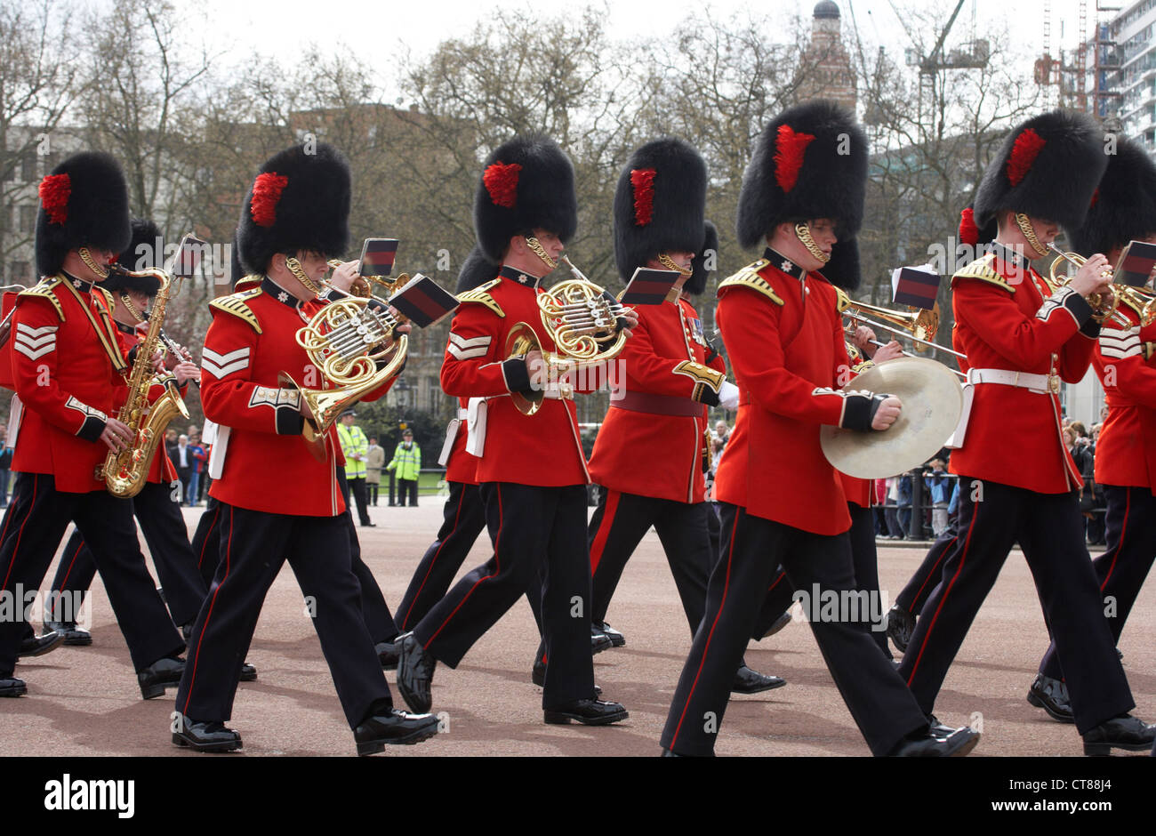London - ceremonial changing of the guard at Buckingham Palace Stock ...