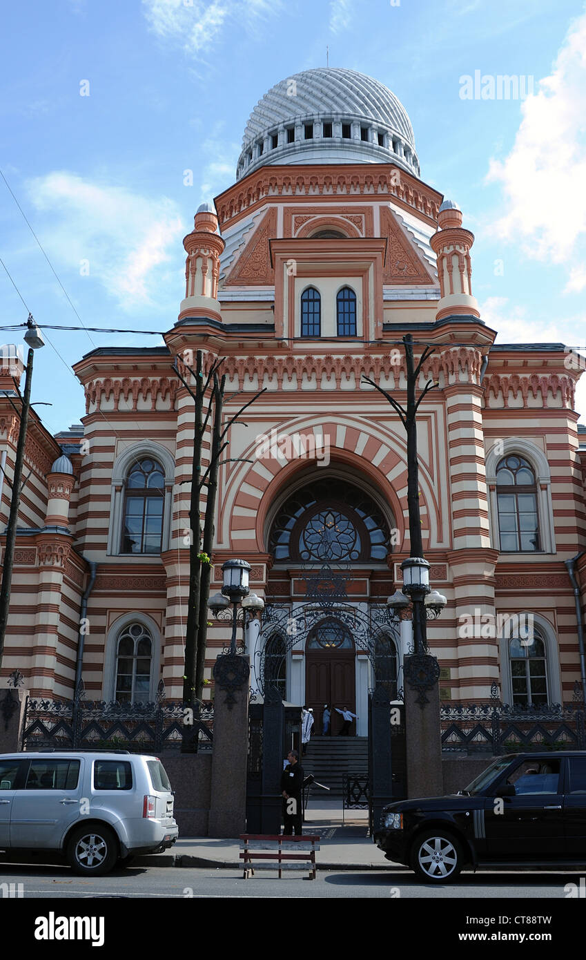 Arriving at the Grand Choral Synagogue for "shavuot" (Jewish Harvest ...