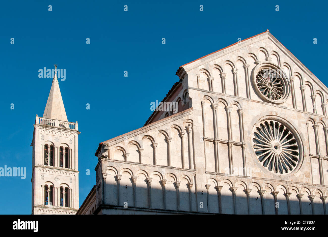 Romanesque rose window hi-res stock photography and images - Alamy