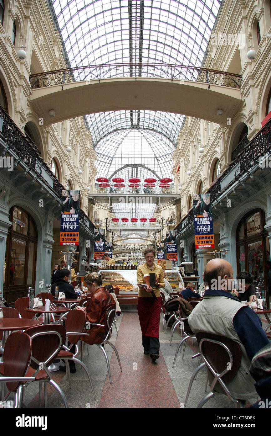 Moscow russia shopping entertainment center hi-res stock photography ...