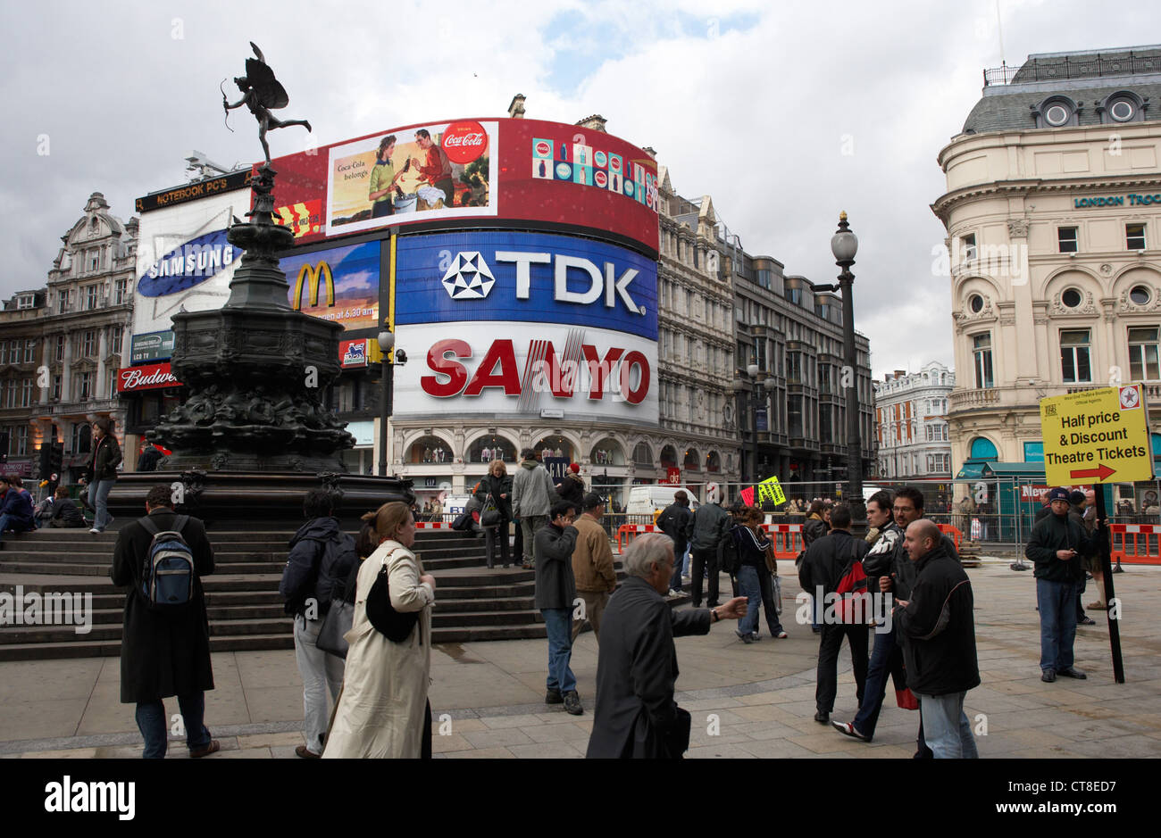 Piccadilly circus busy meeting place hi-res stock photography and ...