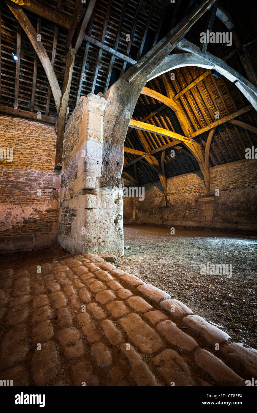 Old tithe barn hi-res stock photography and images - Alamy