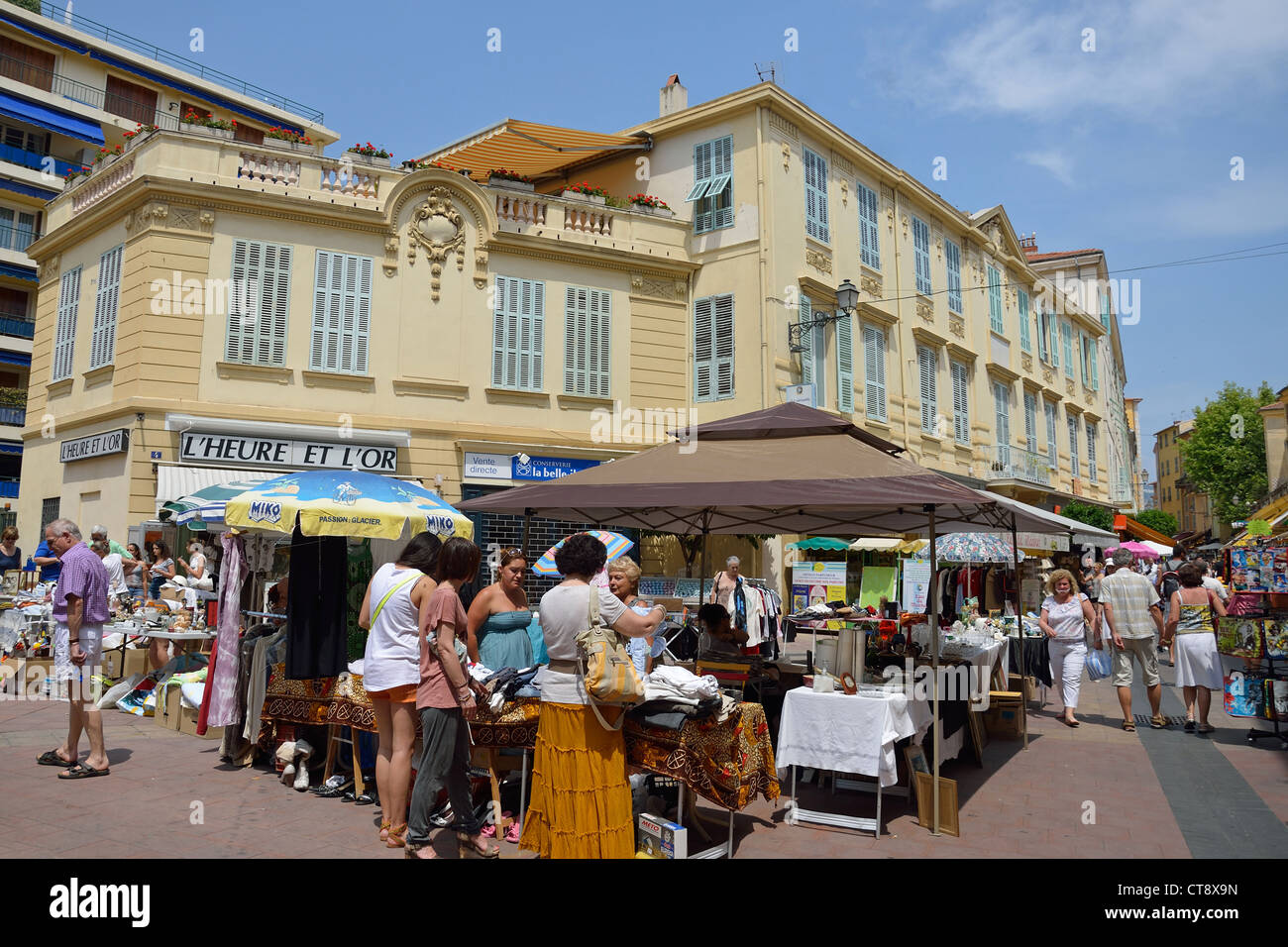 Antique street market in Vieux Ville (Old Town), Menton, Côte d'Azur ...