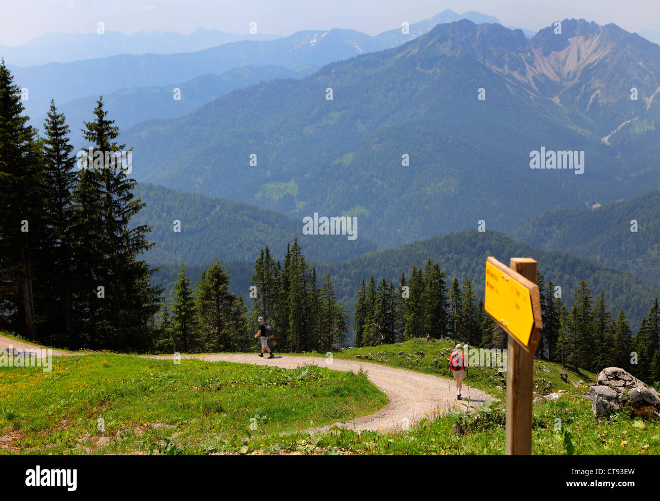 Mountain hiking path in the Mangfall mountains, Bavarian alps Stock ...