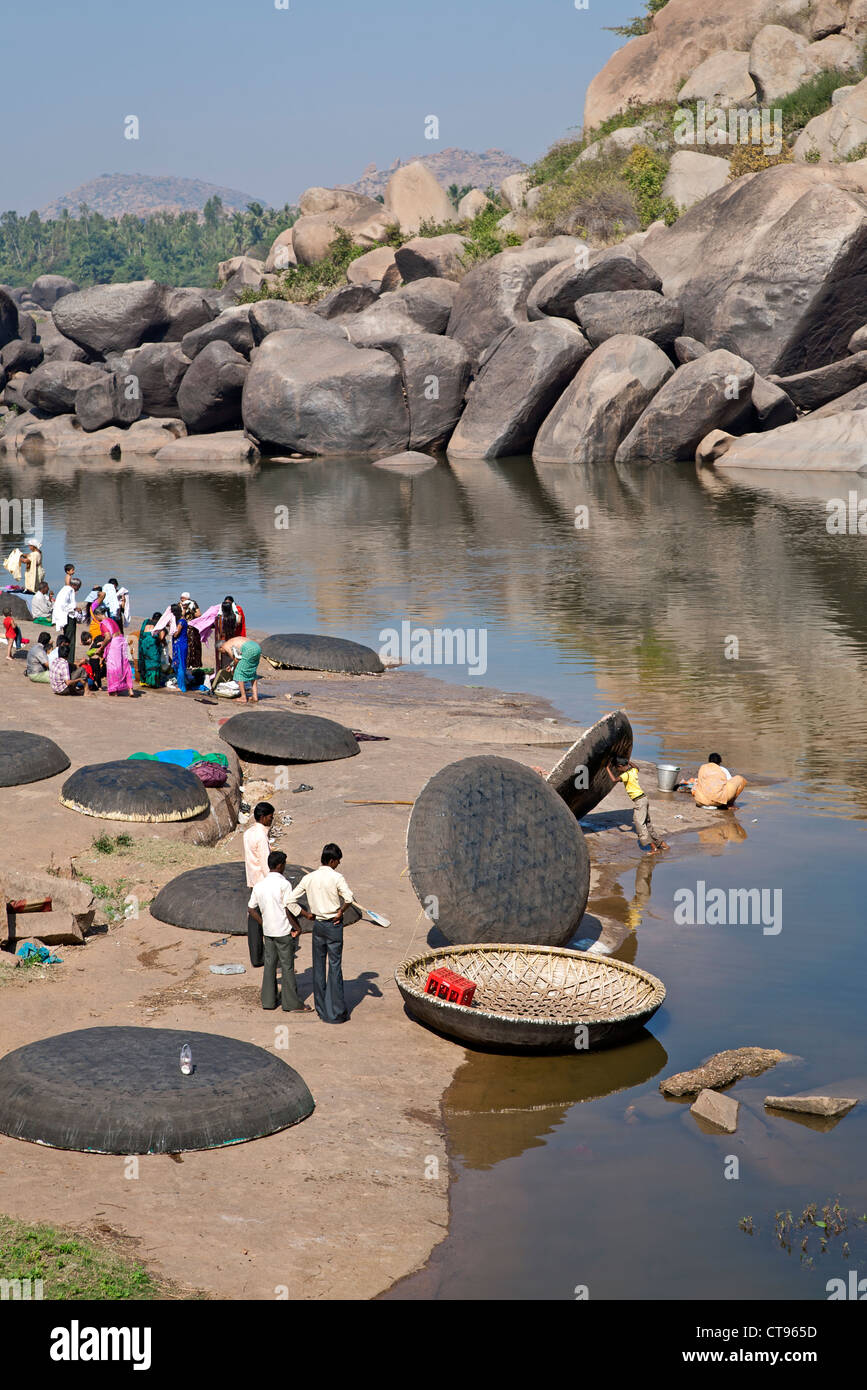 Coracles hi-res stock photography and images - Alamy