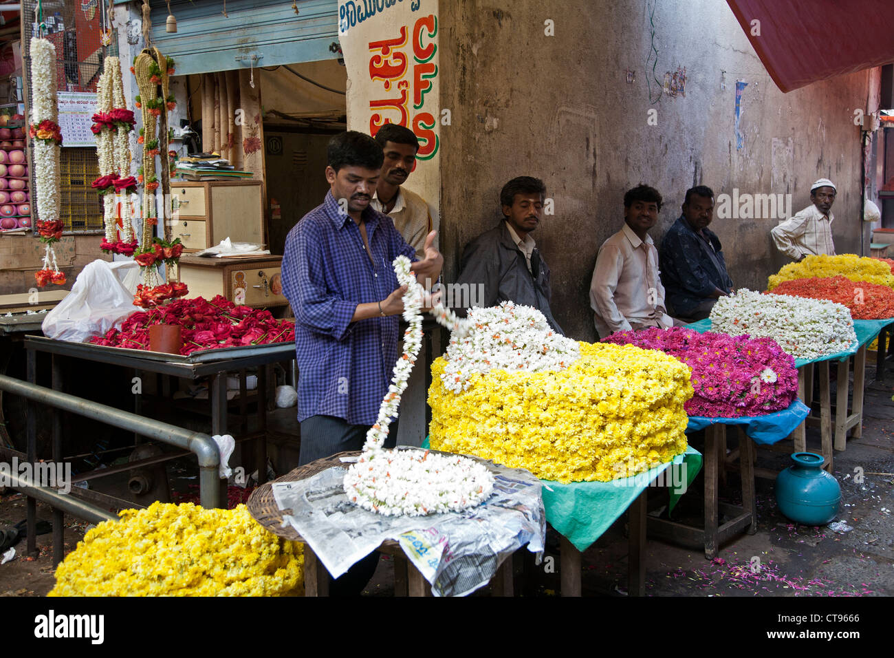 Flower garlands sellers. Devaraja market. Mysore. India Stock Photo - Alamy