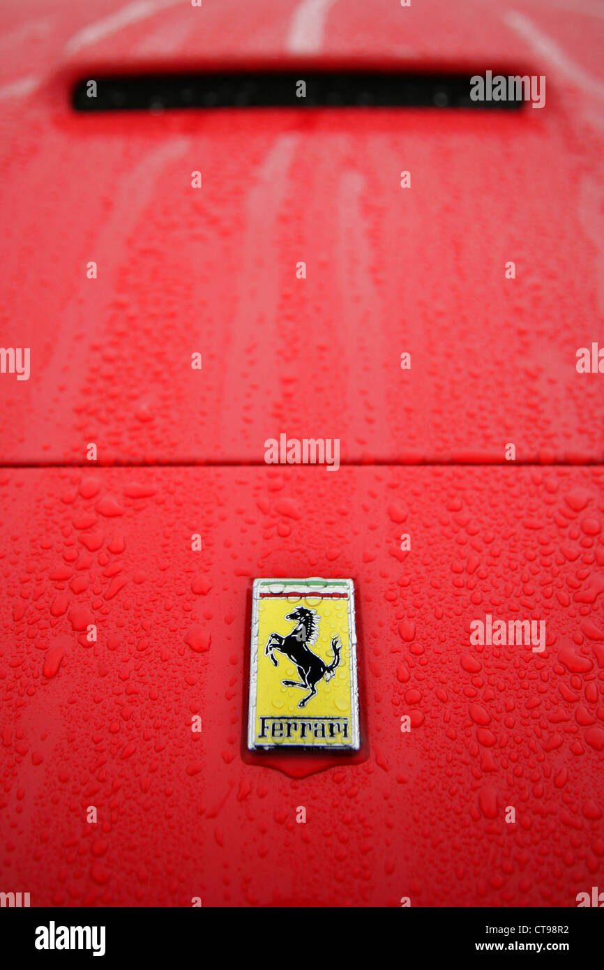 Badge on bonnet of red Ferrari sportscar Stock Photo - Alamy