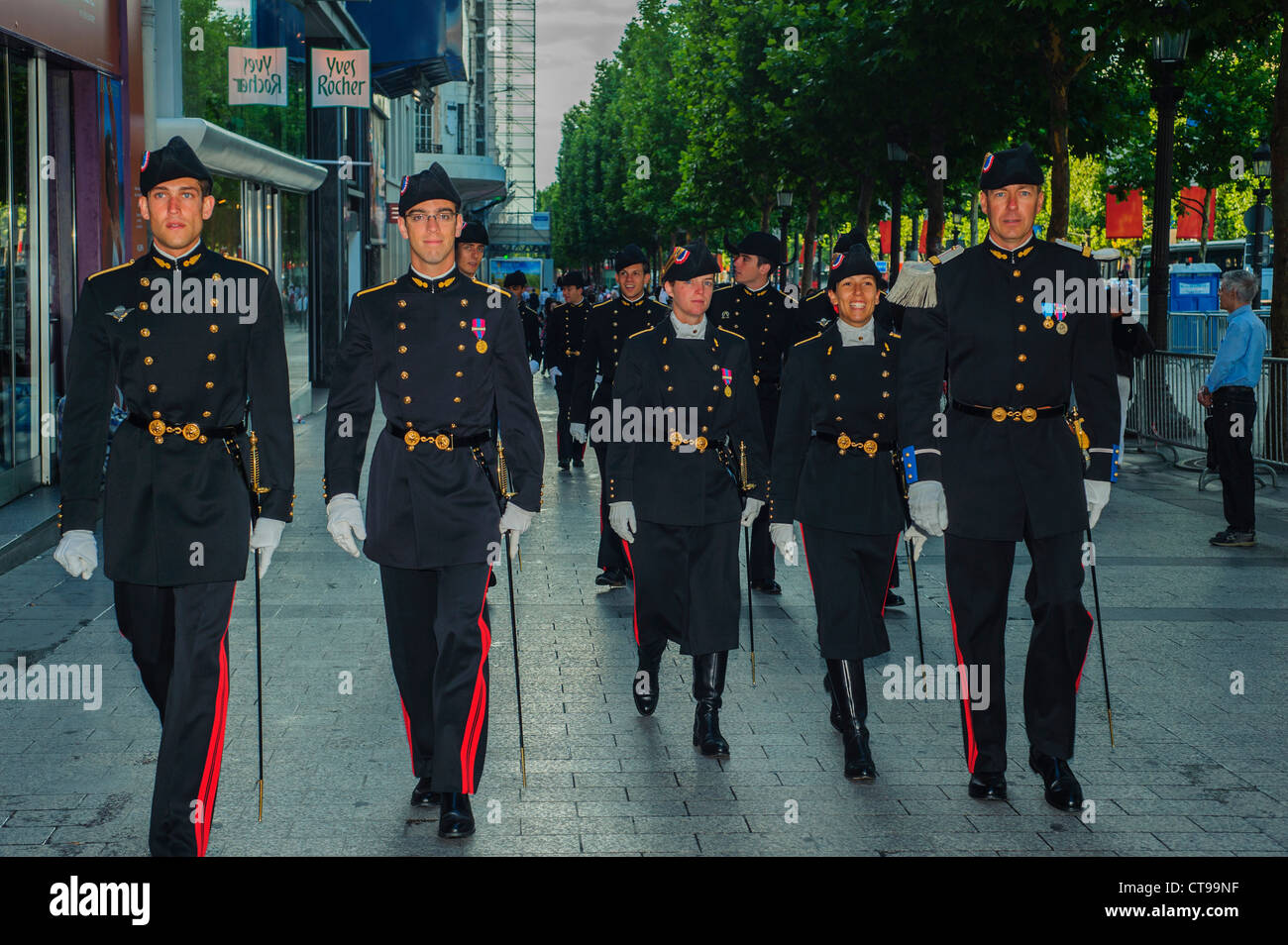 Women in military activities hi-res stock photography and images - Alamy