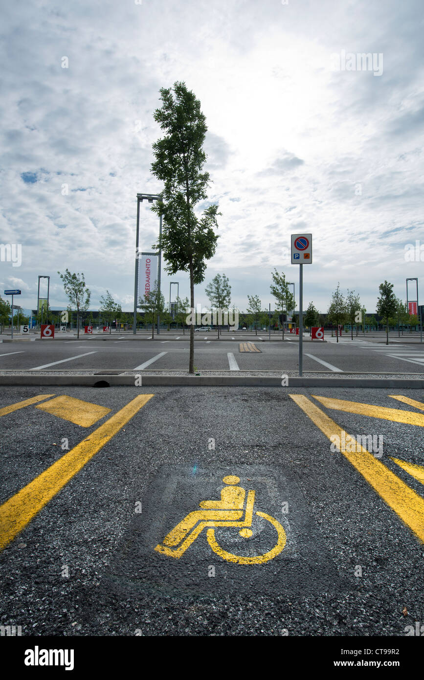 Disabled parking permit sign painted hi-res stock photography and ...