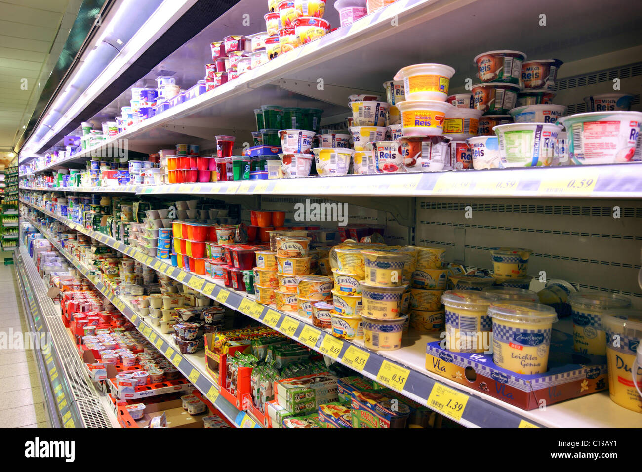 Self service supermarket shelf rack hi-res stock photography and images ...
