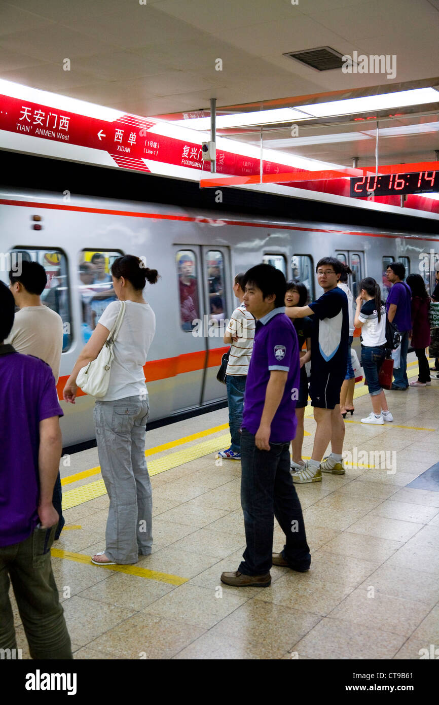 Line 1 platform & Chinese commuters / commuter passengers waiting to ...