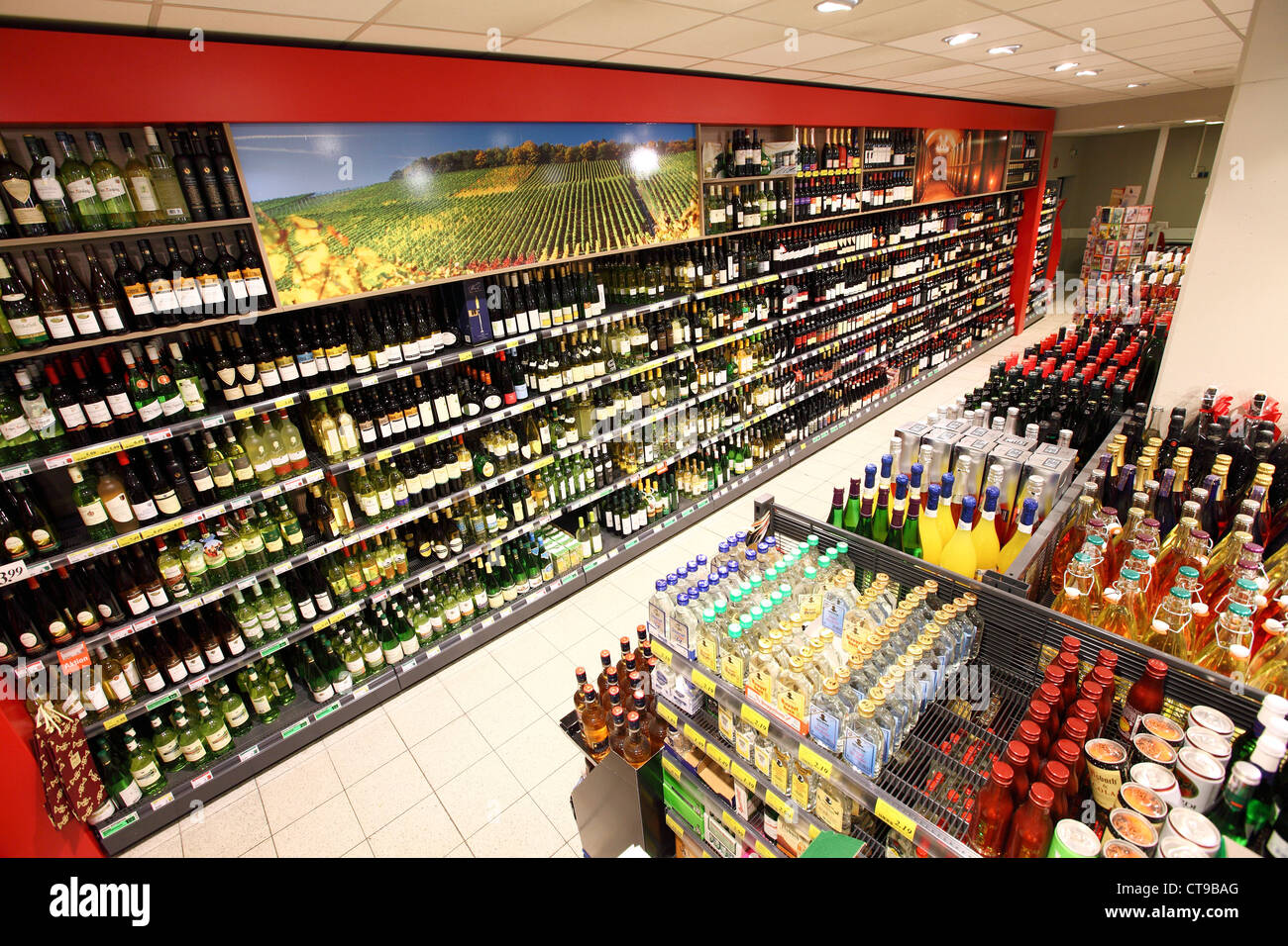 Self service supermarket shelf rack hi-res stock photography and images ...