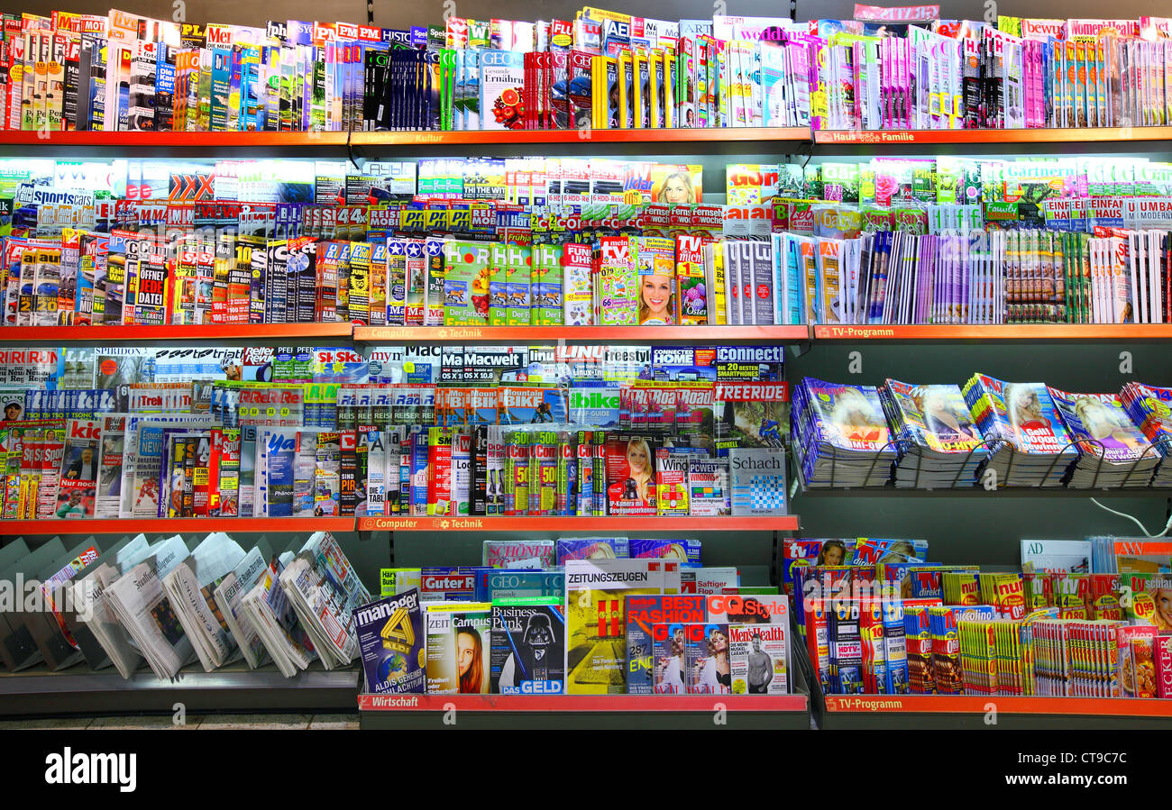 Shelf with magazines hi-res stock photography and images - Alamy