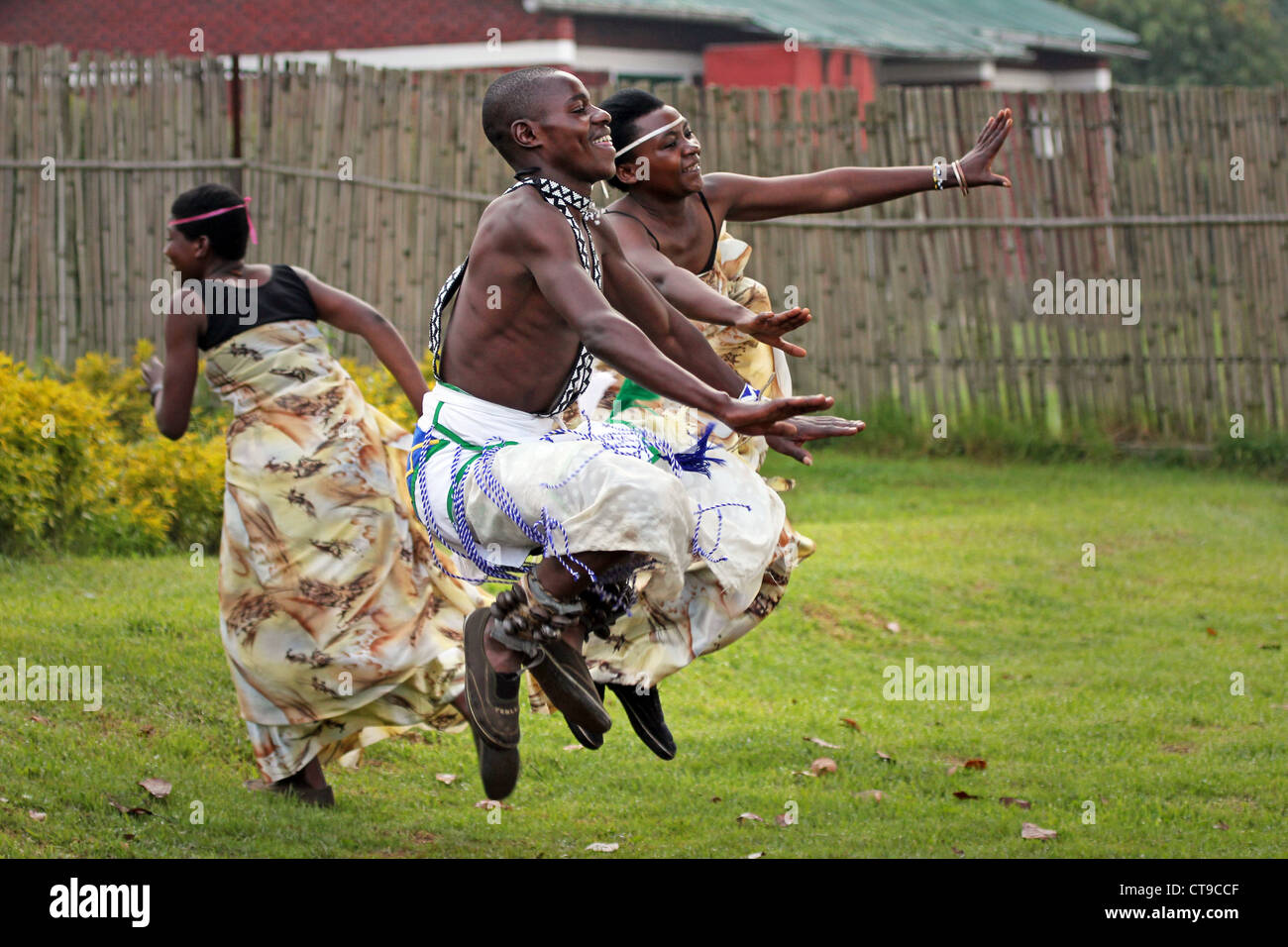 Zulu dance hi-res stock photography and images - Alamy