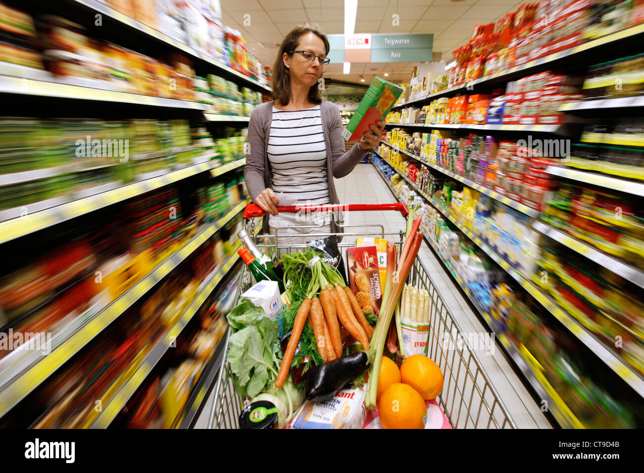 Female pushing a shopping trolley hi-res stock photography and images ...