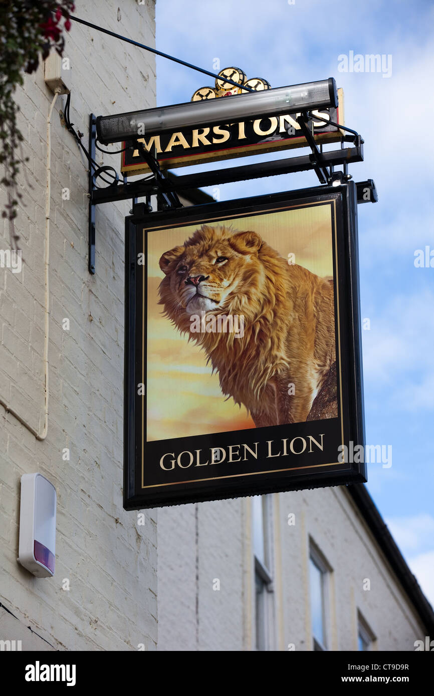 Pub sign golden lion hi-res stock photography and images - Alamy