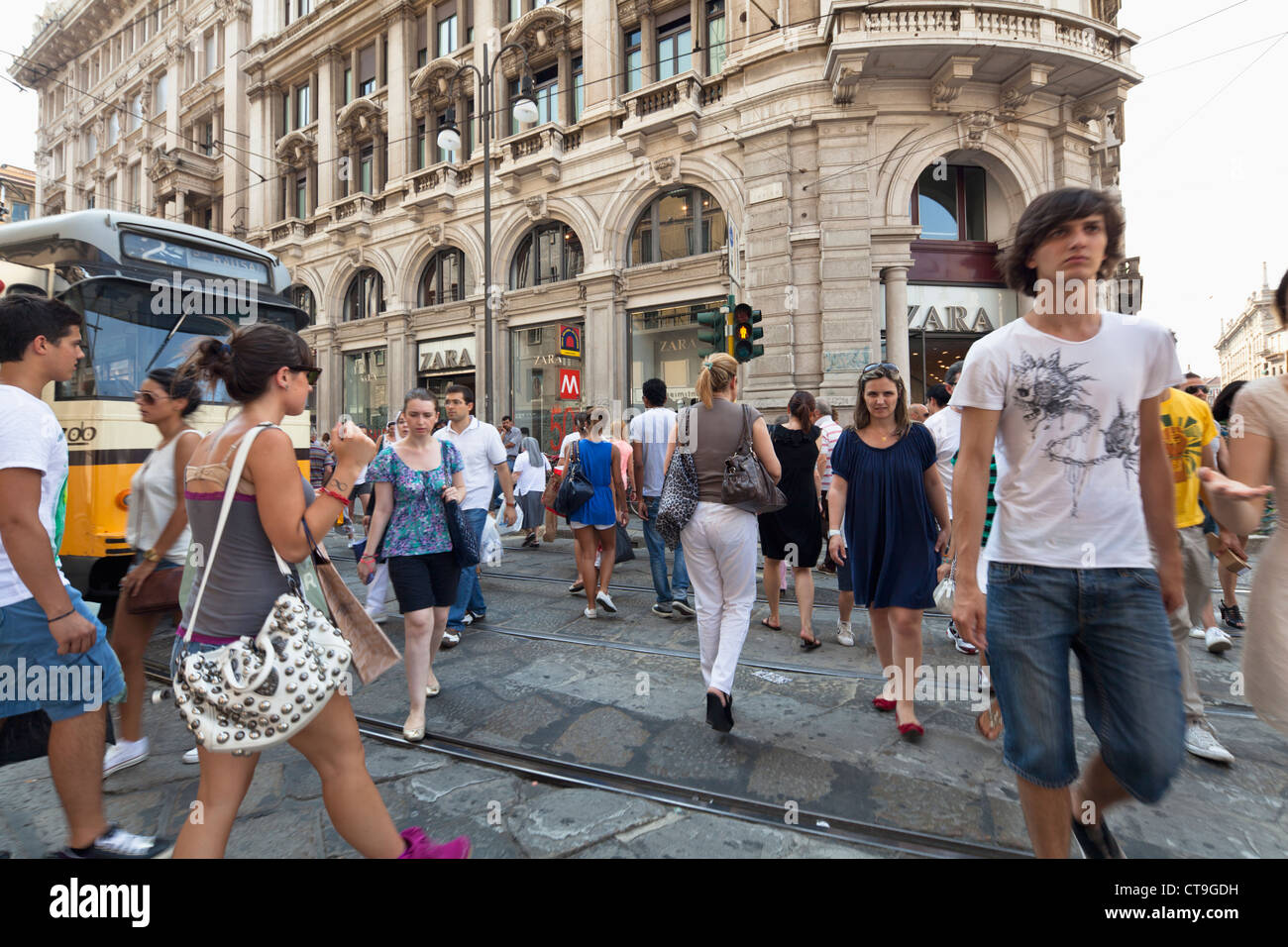 Milano pedestrians crossing hi-res stock photography and images - Alamy